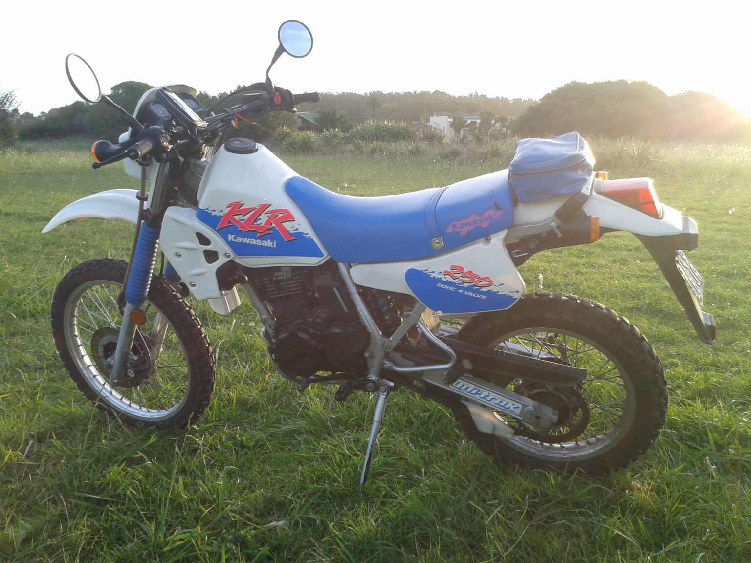 カワサキ KLR 250 D8の完全ガイド：特徴と魅力